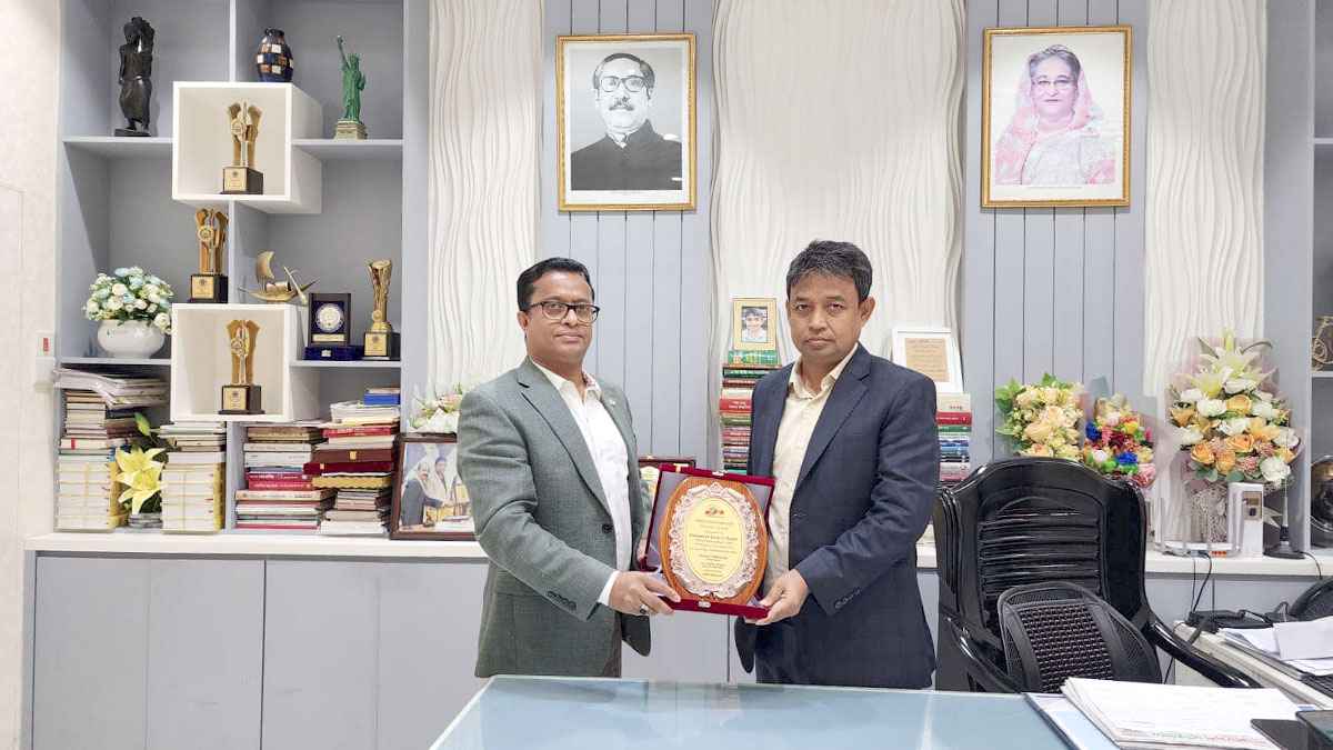 ফোবানার সম্মাননা গ্রহণ করলেন ডিবি প্রধান হারুন