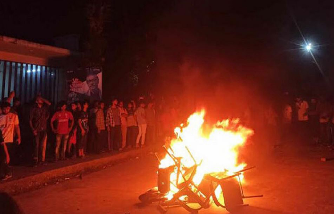 বিক্ষোভে উত্তাল চবি ভিসির বাসভবনে ভাঙচুর