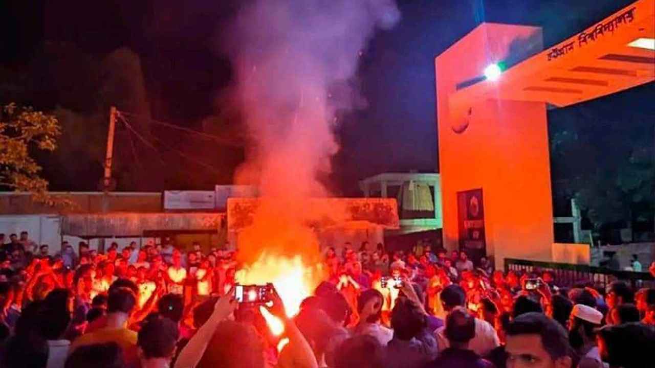 বিক্ষোভে উত্তাল চবি ভিসির বাসভবনে ভাঙচুর