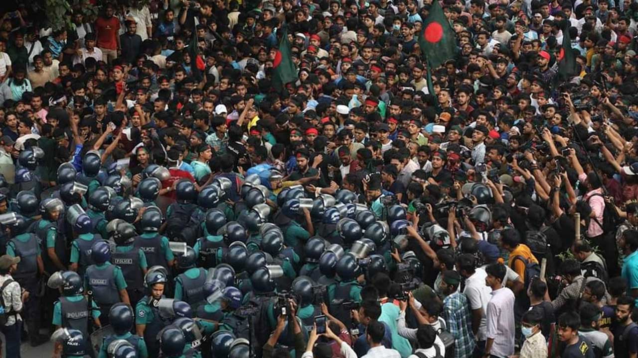 অনড় শিক্ষার্থীরা, কঠোর হওয়ার ইঙ্গিত সরকারের