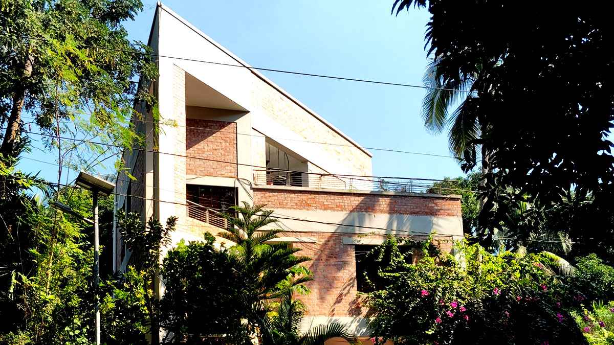 সাবেক স্বরাষ্ট্রমন্ত্রীর শাইনপুকুরের আলীশান বাড়ি জুড়ে শুনশান নীরবতা